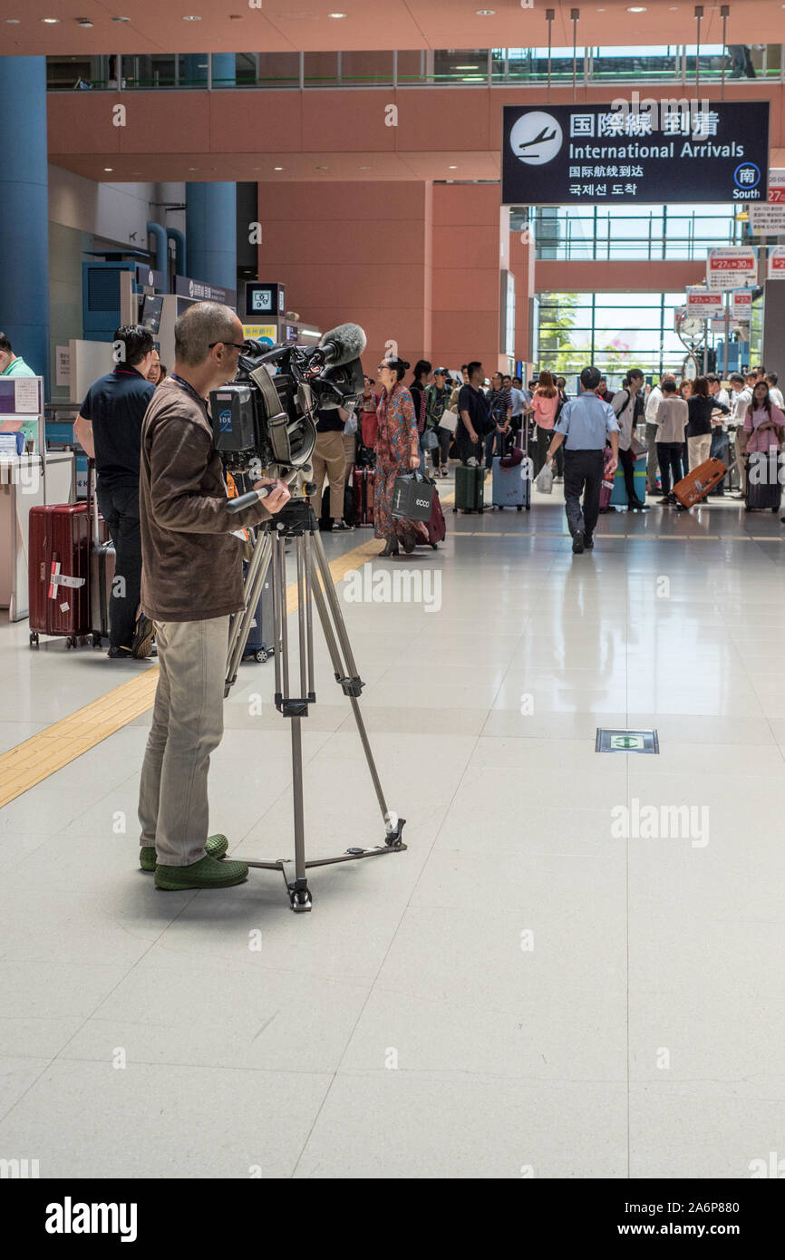 Japanese cameraman hi-res stock photography and images - Alamy