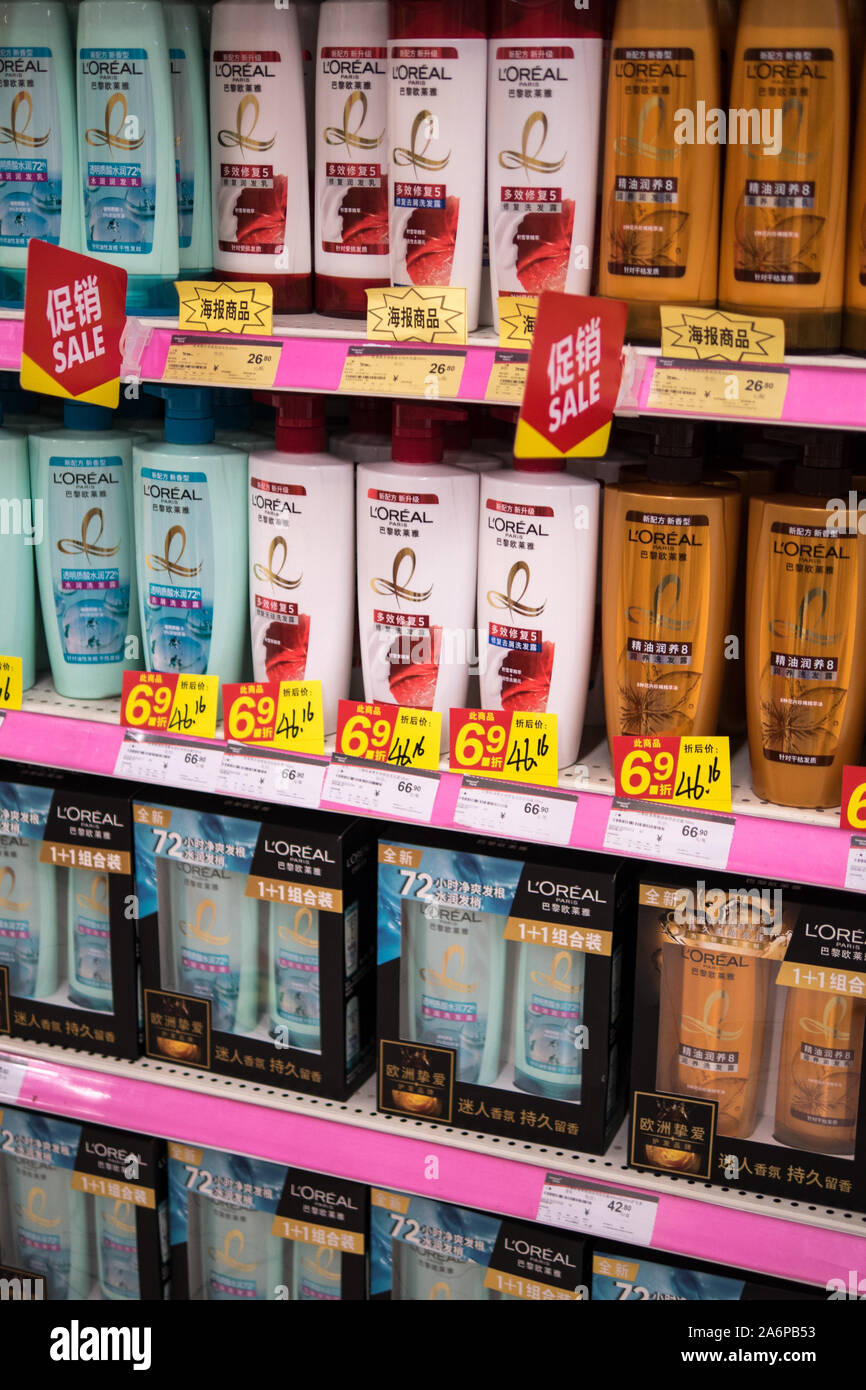 Grocery store shelf shampoo hi-res stock photography and images - Alamy