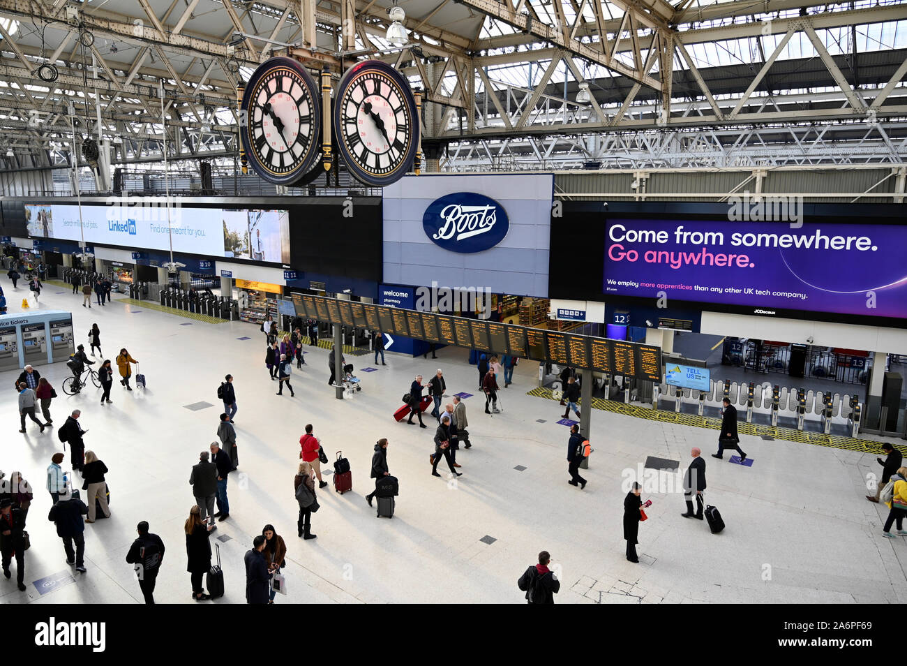 Waterloo station clock hi-res stock photography and images - Alamy