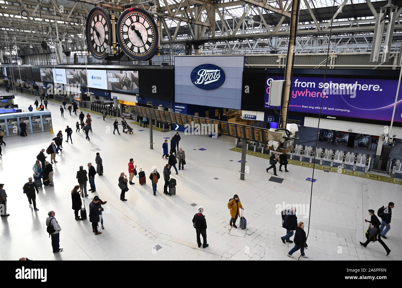 Waterloo station clock hi-res stock photography and images - Alamy