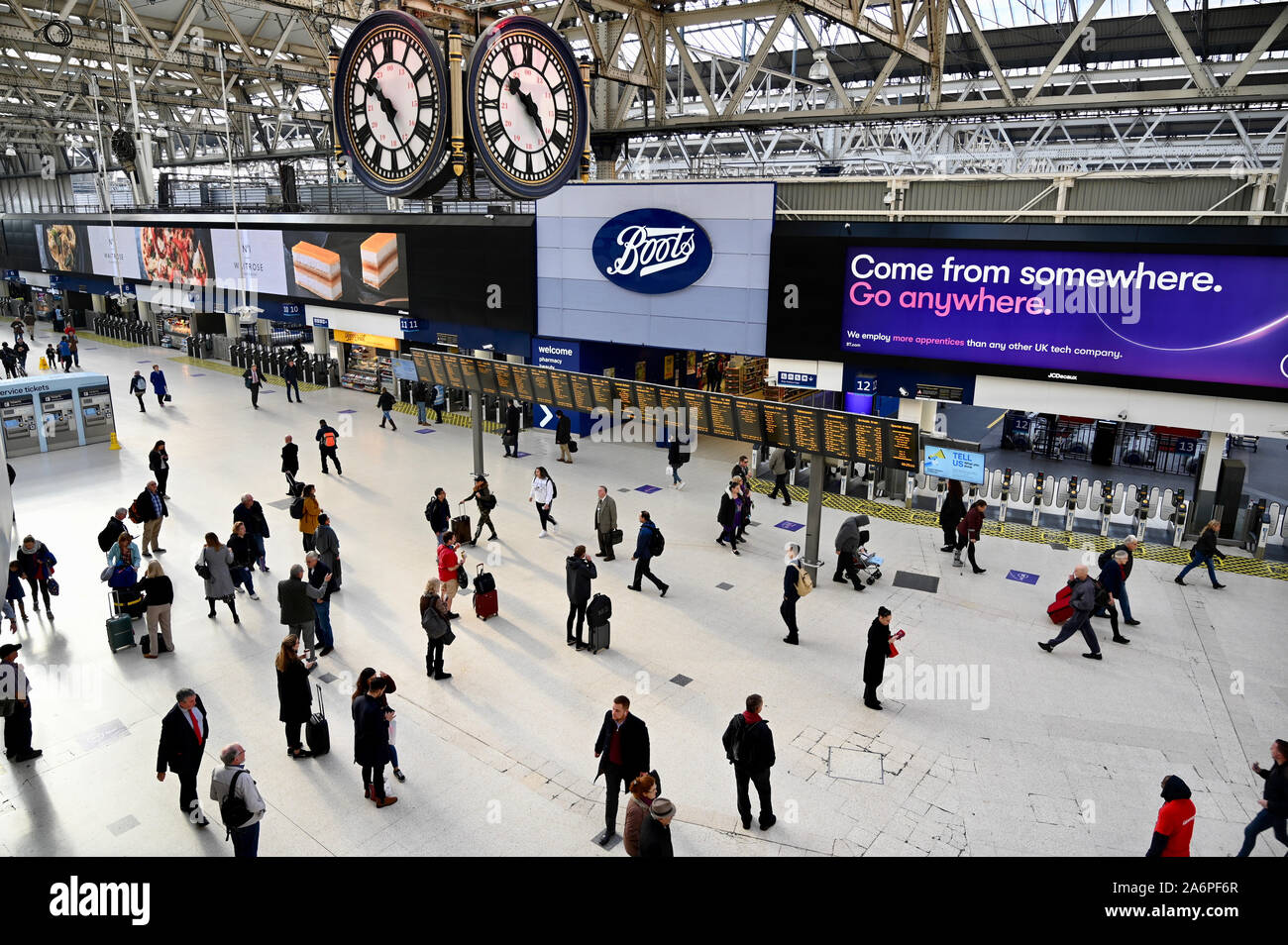 Waterloo station concourse hi-res stock photography and images - Alamy
