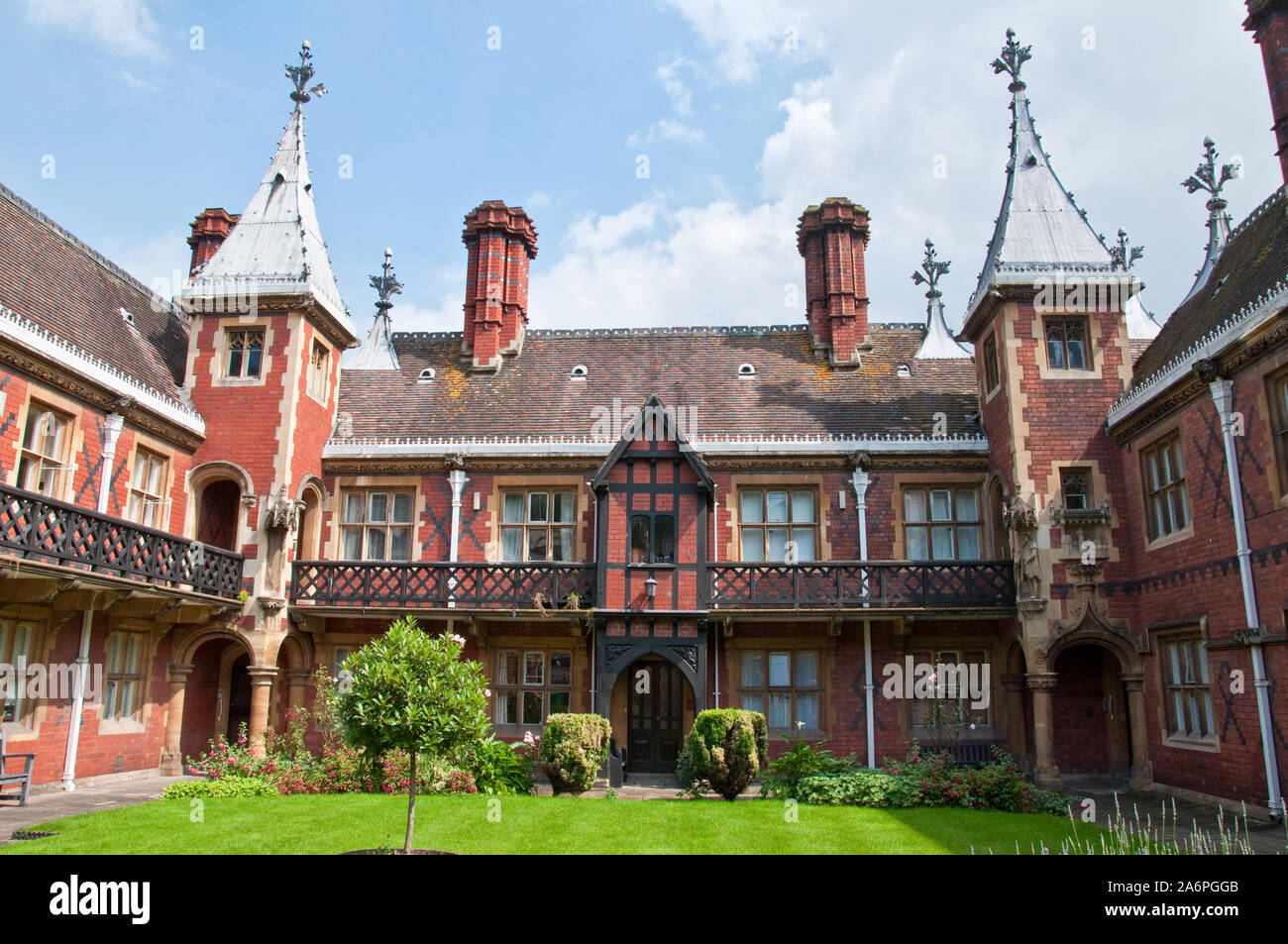 Detail gothic architecture style hi-res stock photography and images ...