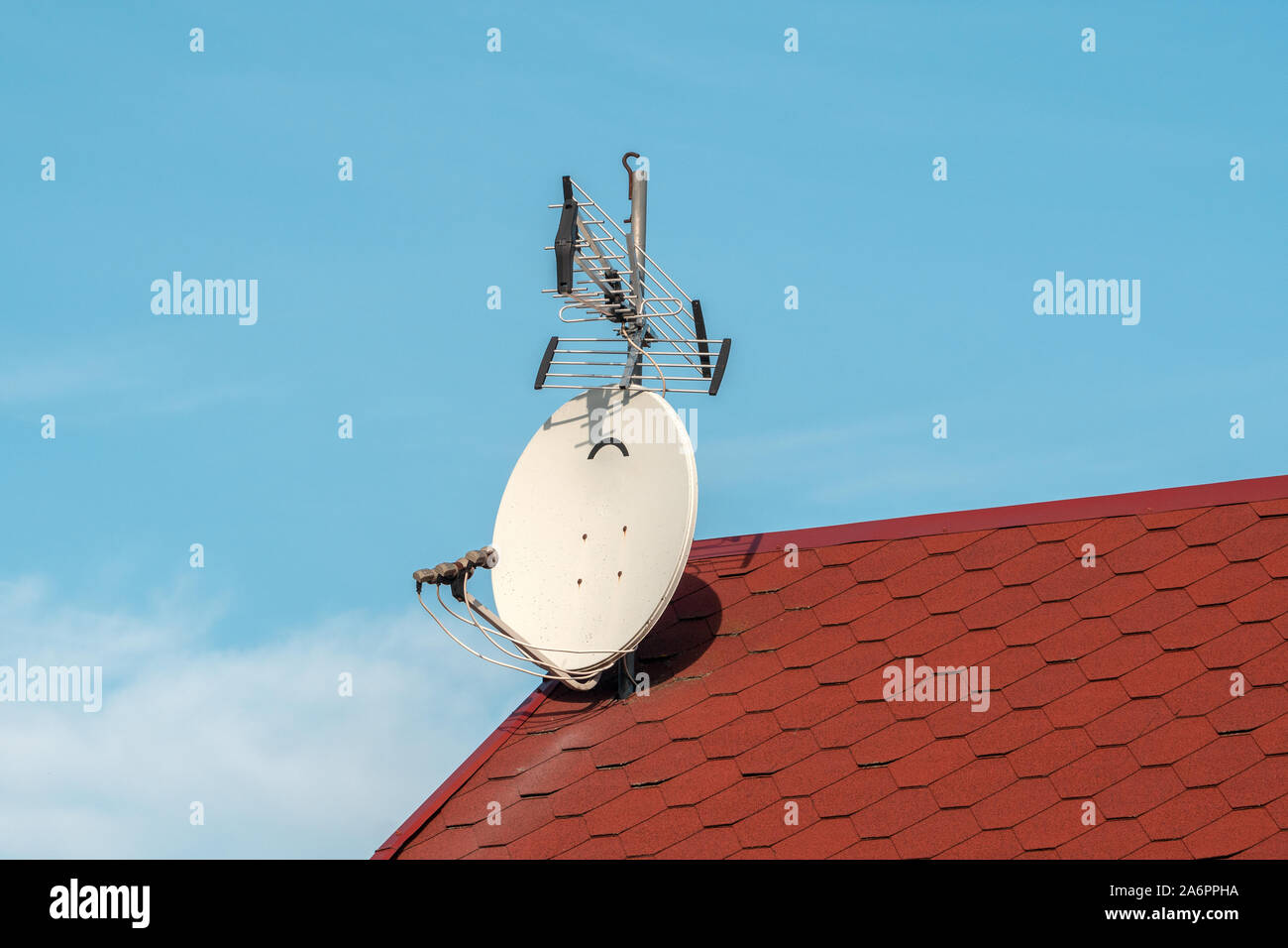 Broadband satellite dish house hi-res stock photography and images - Alamy