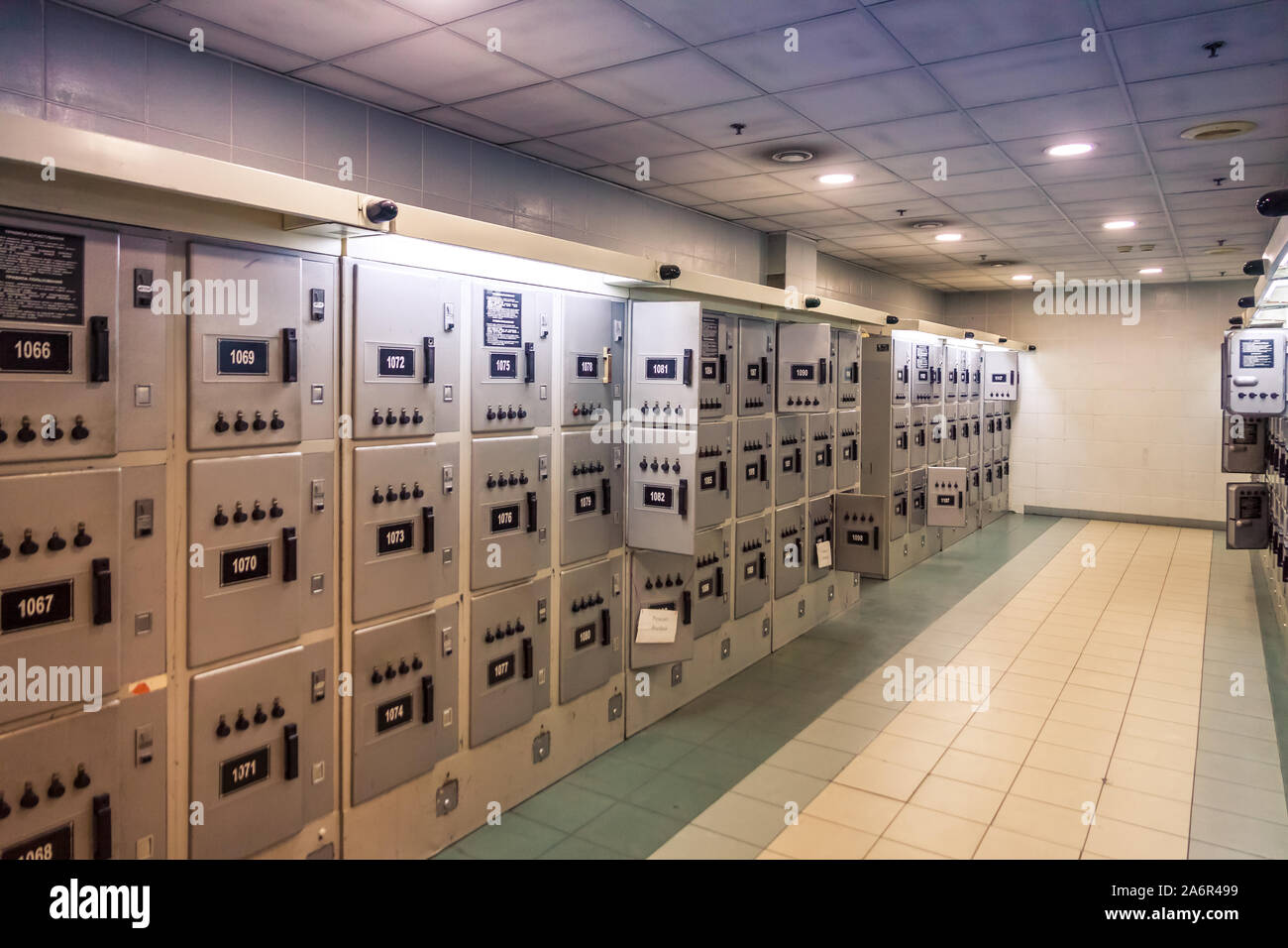 Coin locker hi-res stock photography and images - Alamy