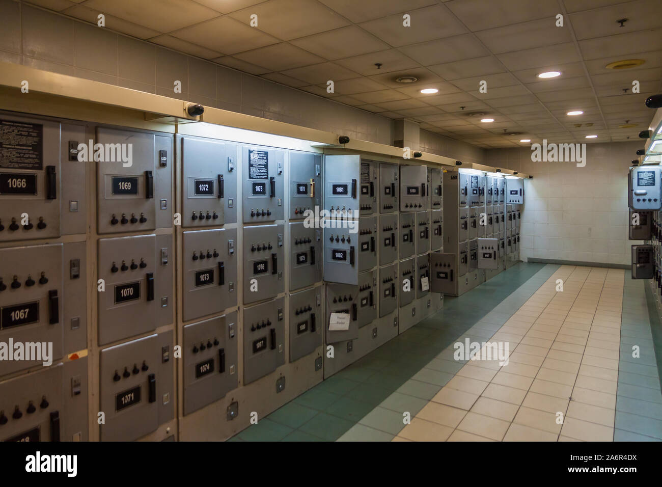 Coin locker hi-res stock photography and images - Alamy