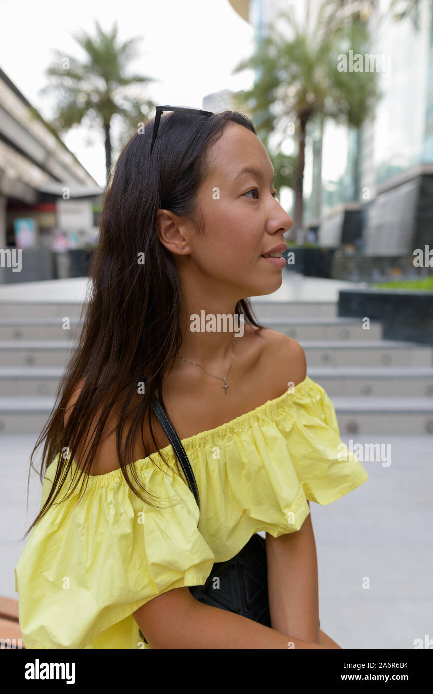 Young beautiful tourist woman exploring the city of Bangkok Stock Photo ...