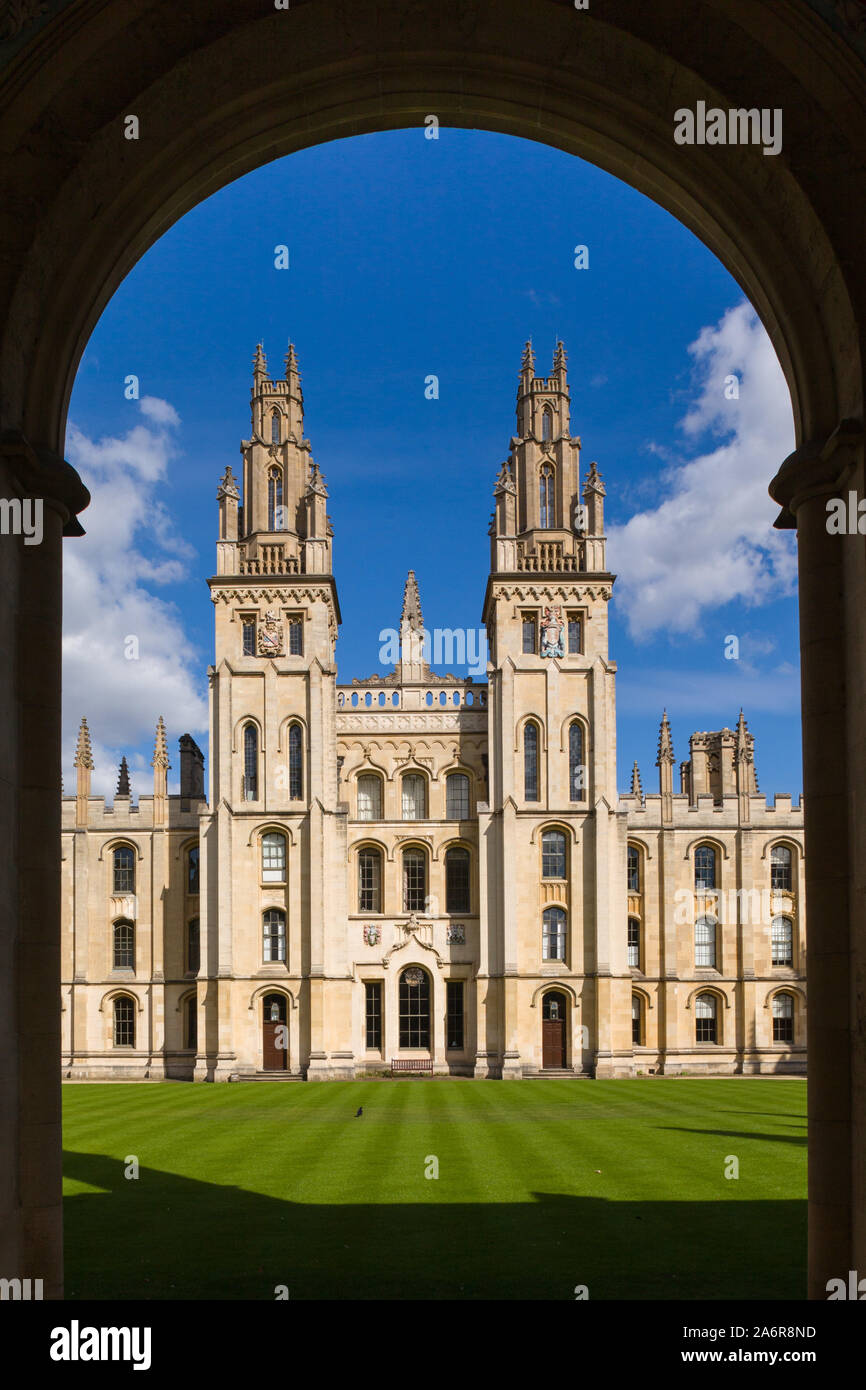 College quadrangle oxford university hi-res stock photography and ...