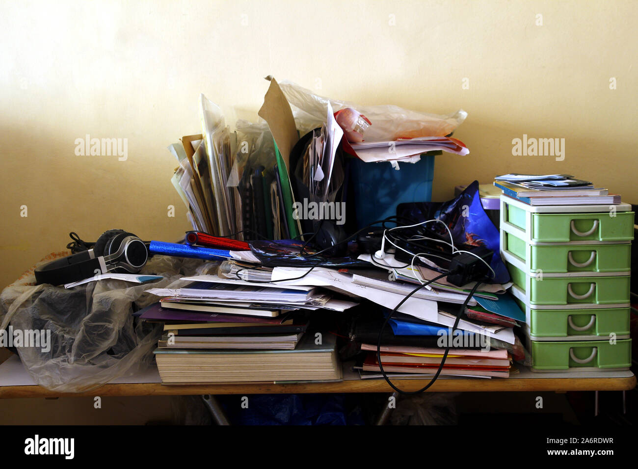 Messy office desk drawer hi-res stock photography and images - Alamy
