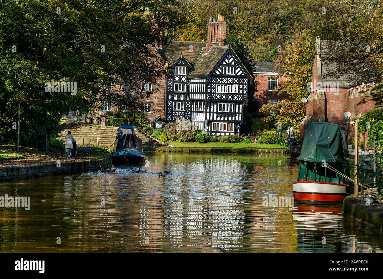 Worsley, Manchester, UK. 28 October, 2019. Glorious autumn sunshine ...