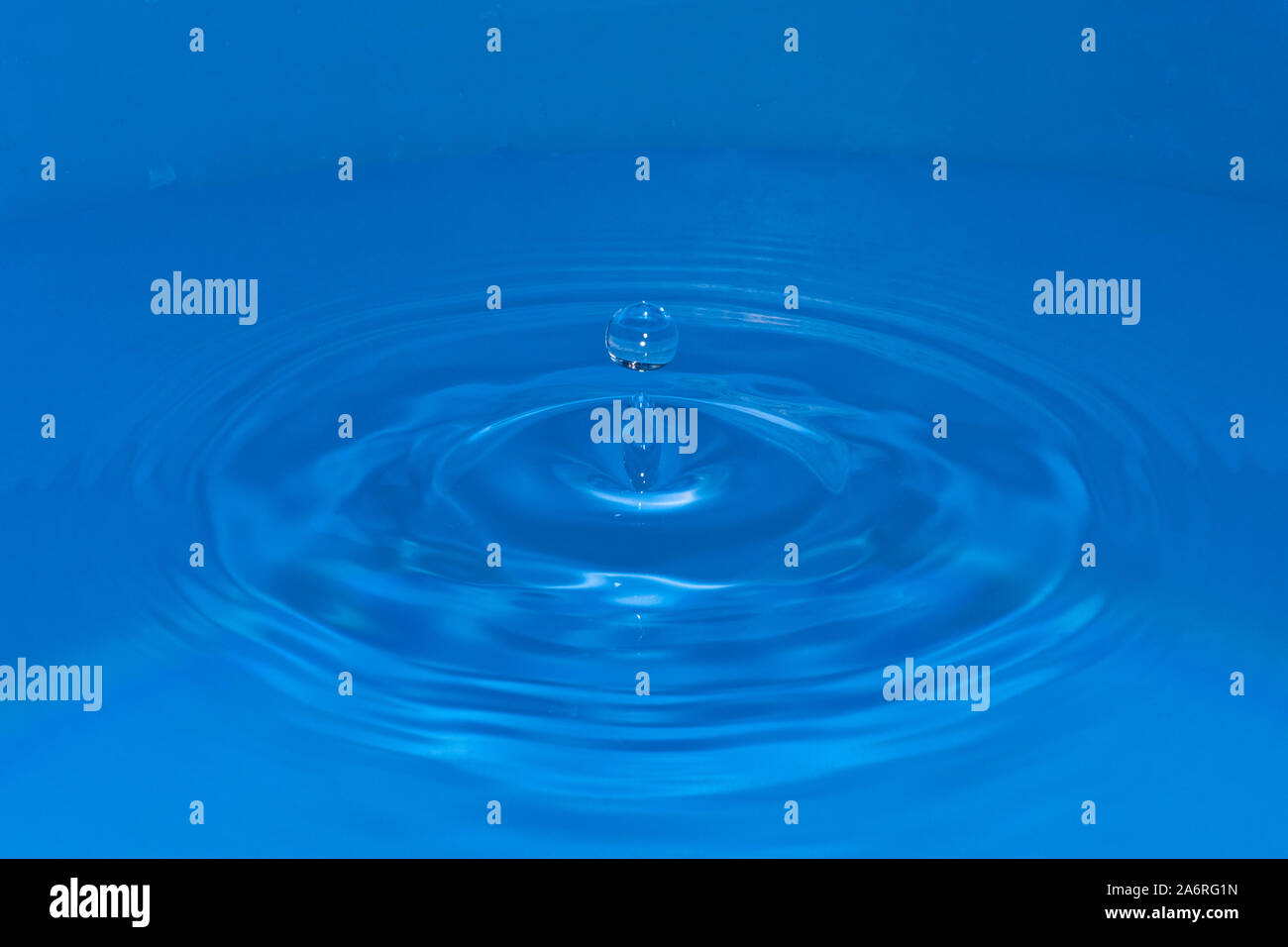 Circular water waves created by a falling drop, with a circular drop ...
