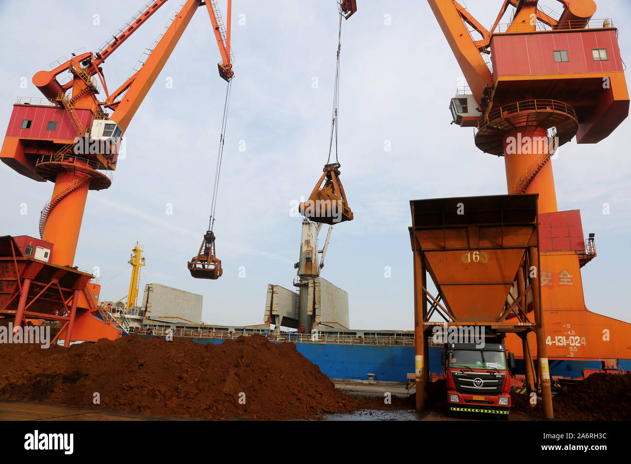 Ore bucket hi-res stock photography and images - Alamy