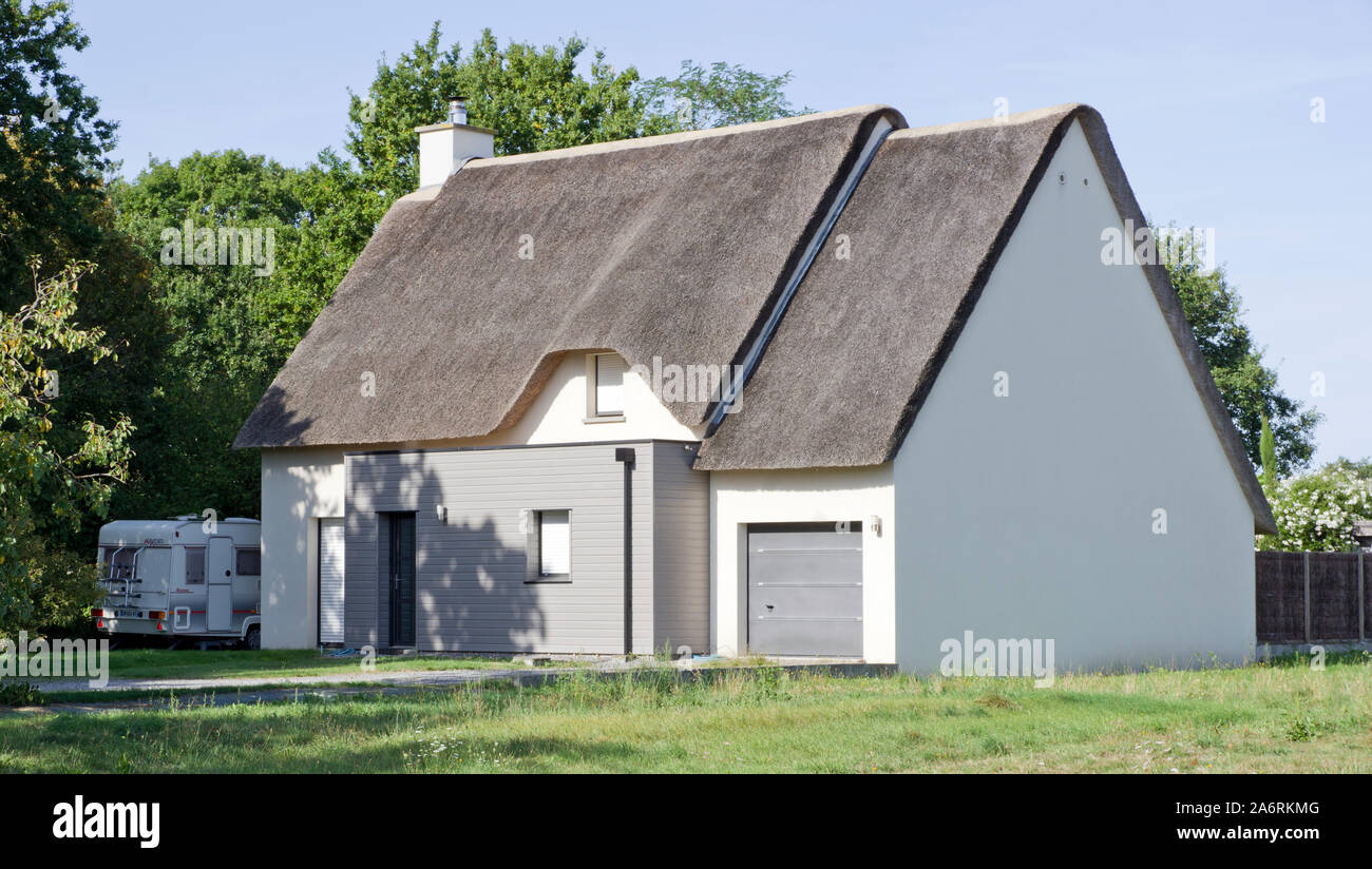 Modern thatched houses in Kerhinet, Brittany Stock Photo - Alamy