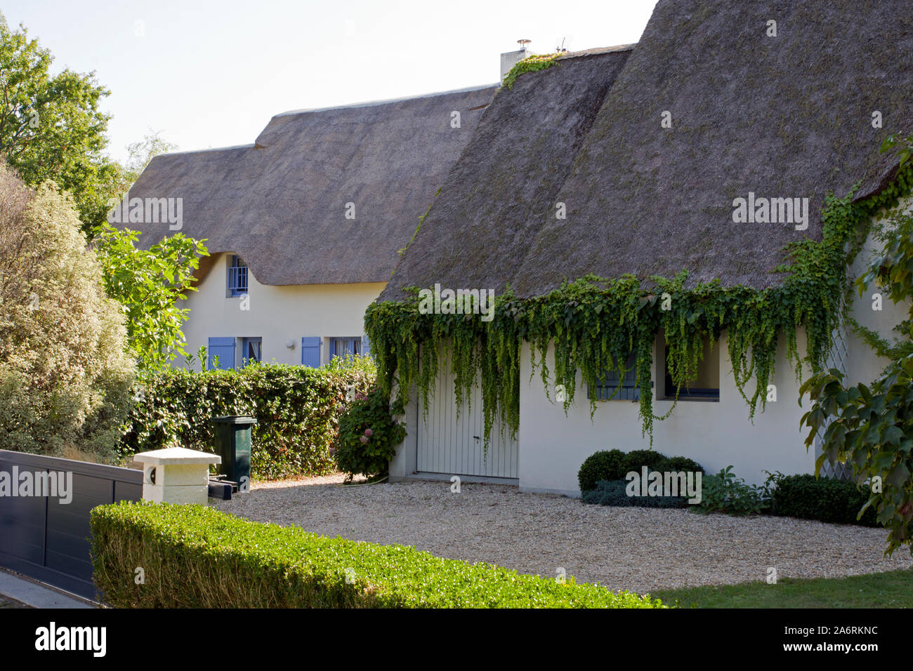 Modern thatched houses in Kerhinet, Brittany Stock Photo - Alamy