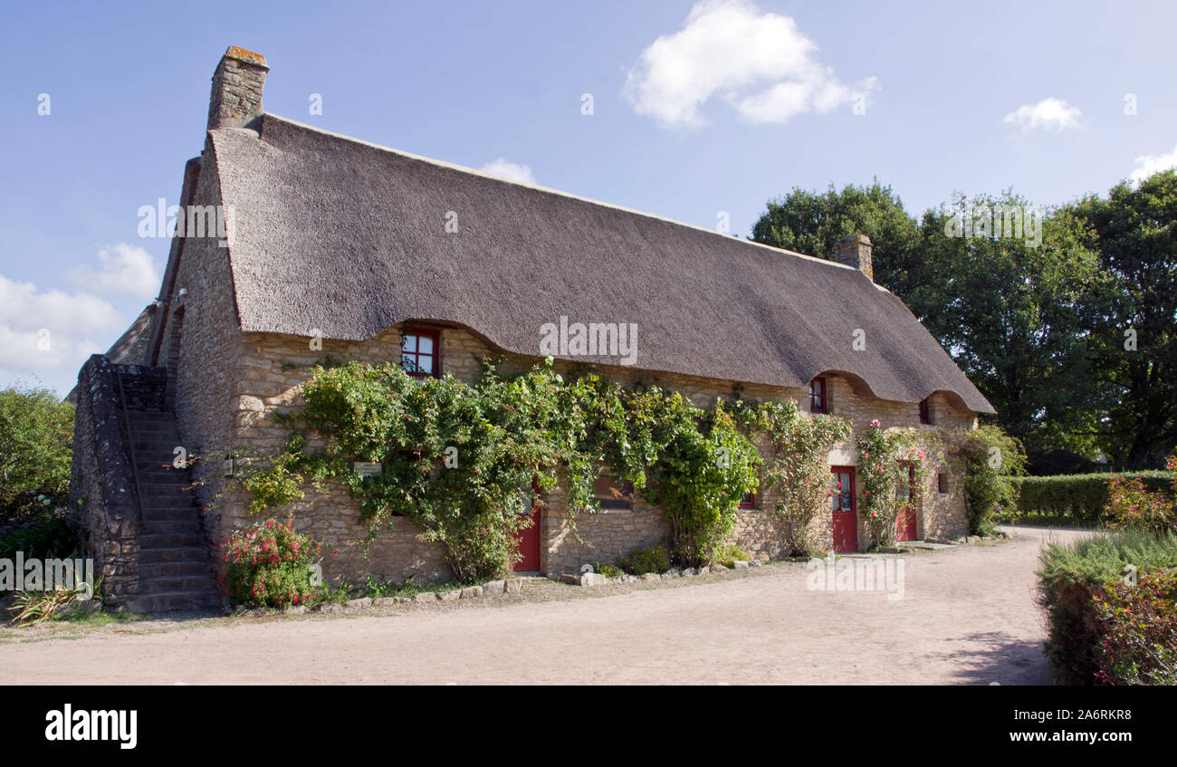 Stone cottage thatched roof hi-res stock photography and images - Alamy