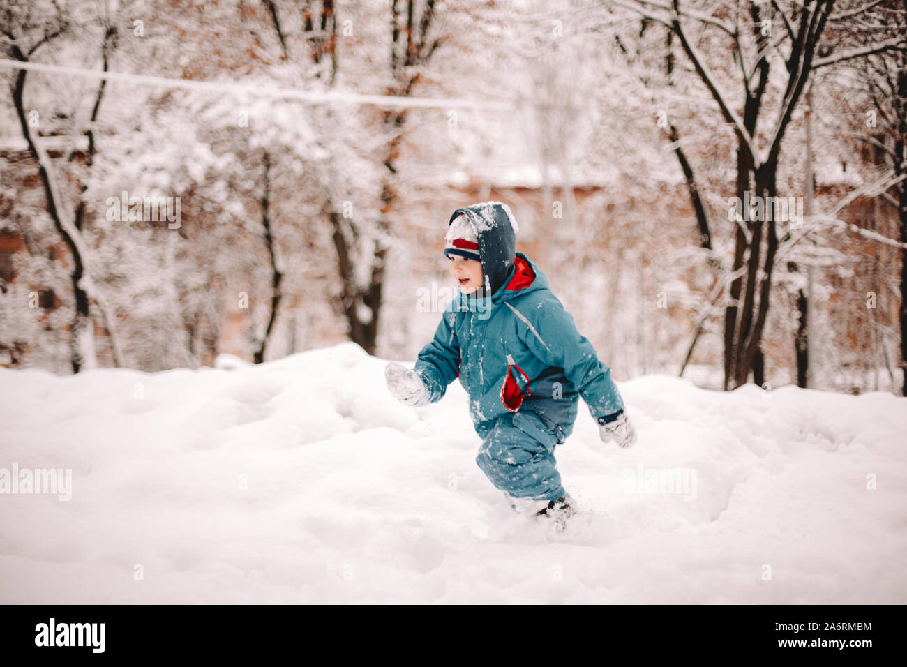 Child running away snow hi-res stock photography and images - Alamy