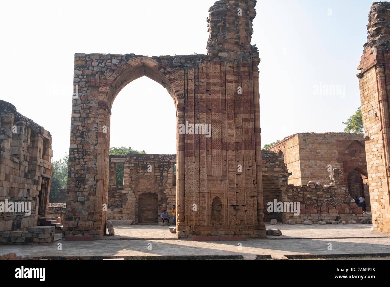 Screen arches at the Qutub Minar complex Stock Photo - Alamy