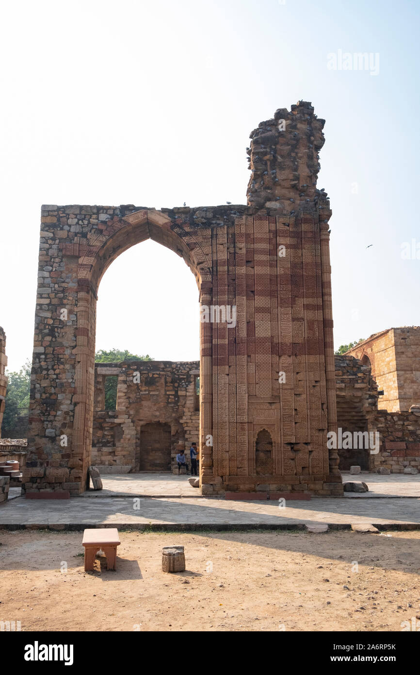 Screen arches at the Qutub Minar complex Stock Photo - Alamy