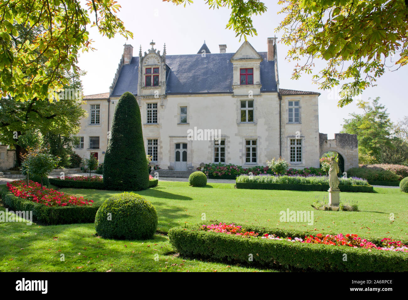 French chateau window hi-res stock photography and images - Alamy
