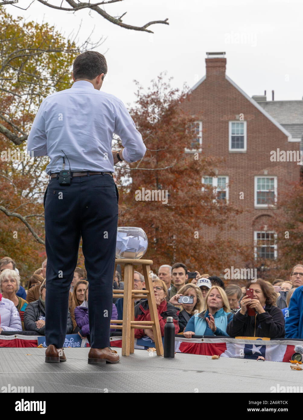 Back of politician speaking to crowd hi-res stock photography and ...