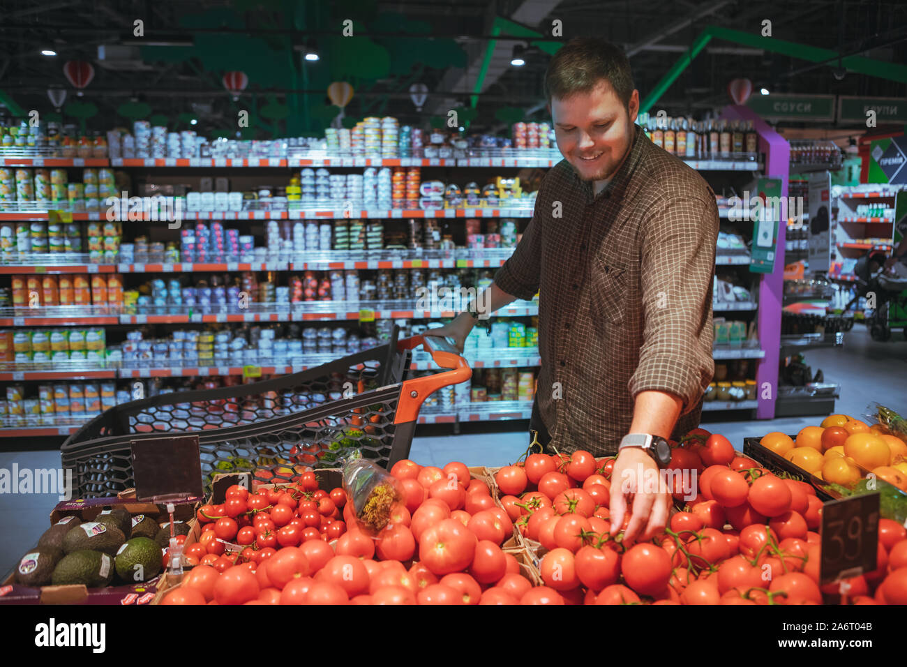 man do shopping in grocery store Stock Photo - Alamy