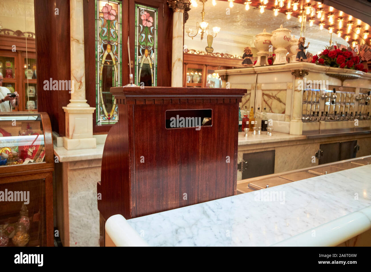 Ice cream parlor counter hi-res stock photography and images - Alamy