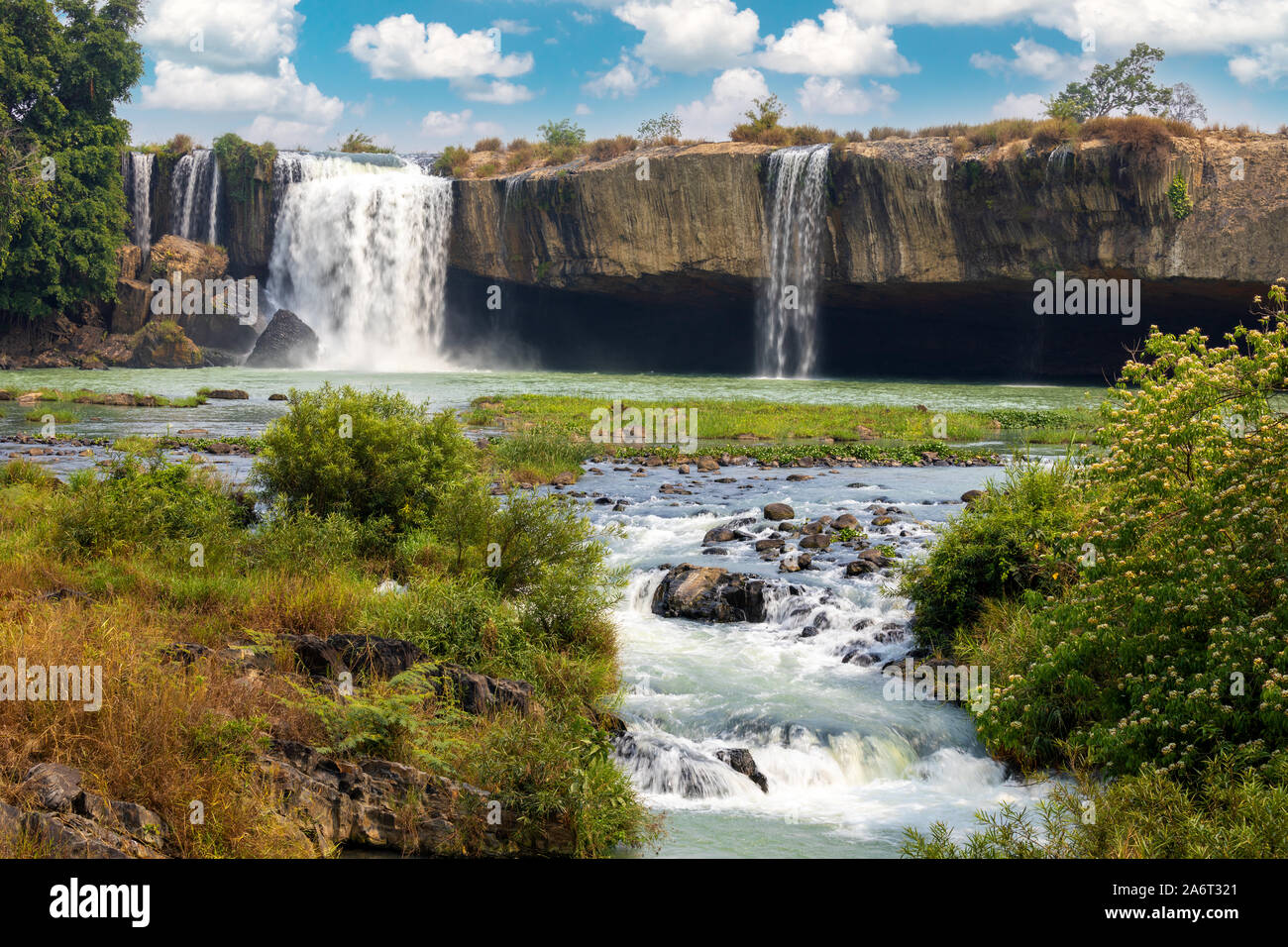 Beautiful waterfall in slow motion hi-res stock photography and images ...