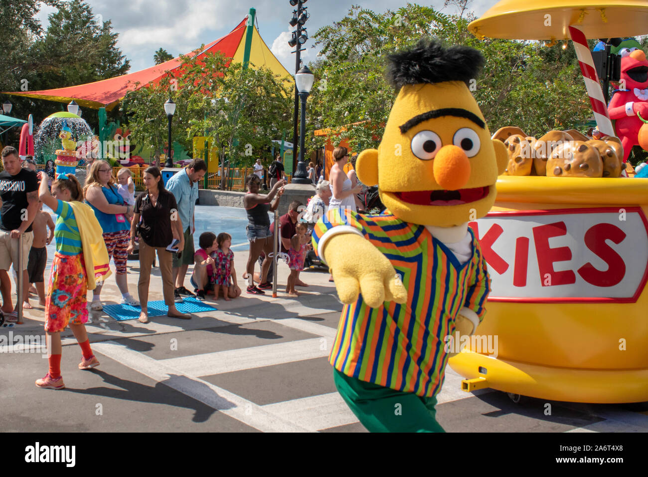 Sesame street parade seaworld hi-res stock photography and images - Alamy