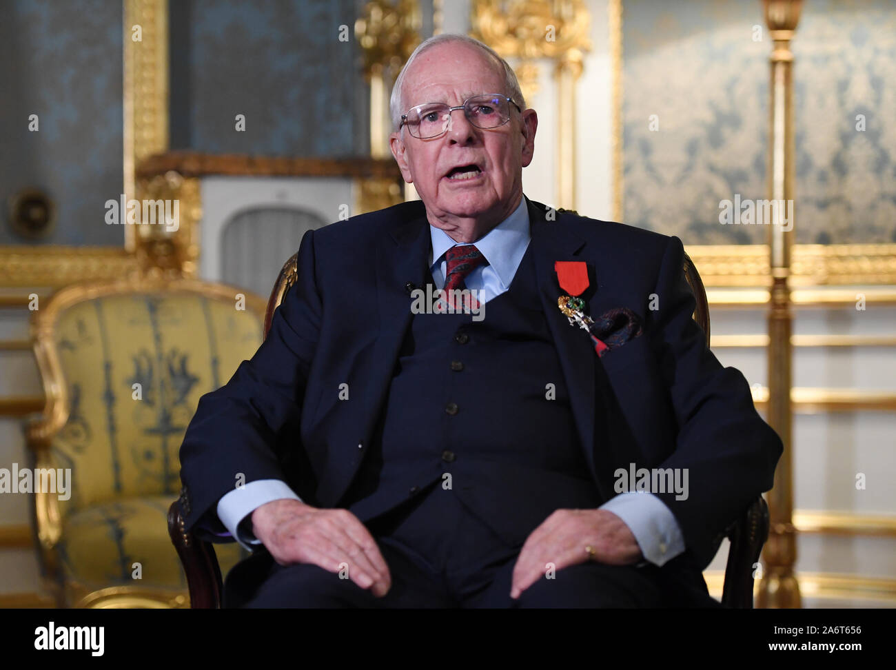Veteran Geoffrey Pidgeon, the 6000th recipient of the Legion d'honneur ...