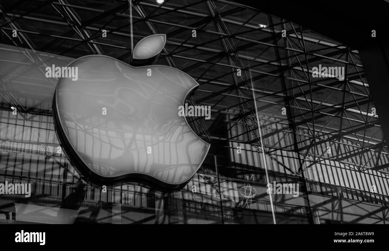 Outside apple store Black and White Stock Photos & Images - Alamy