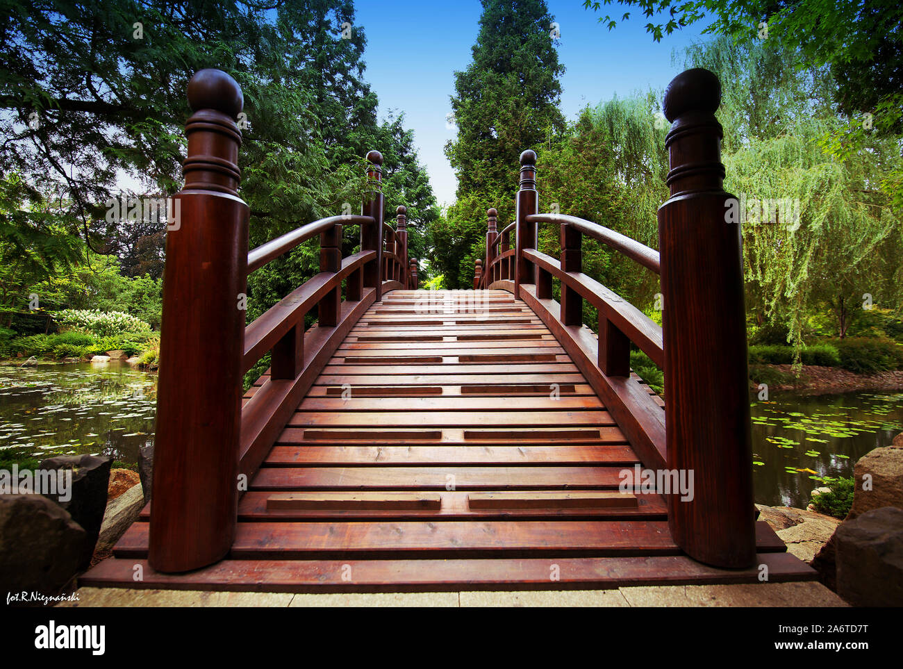 Wooden japanese bridge hi-res stock photography and images - Alamy