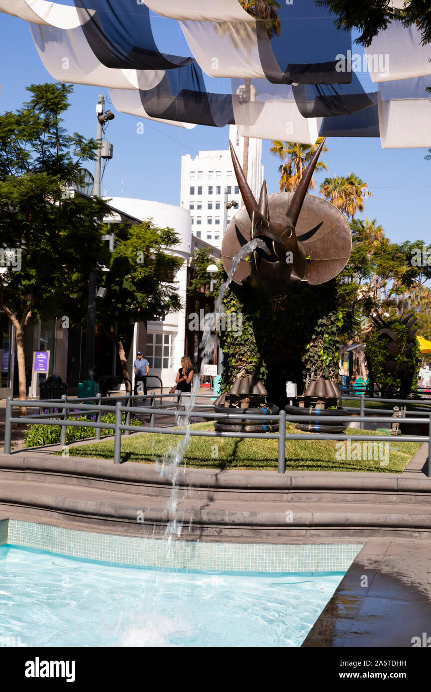 Triceratops Dinosaur topiary sculpture fountain, Third Street Promenade ...