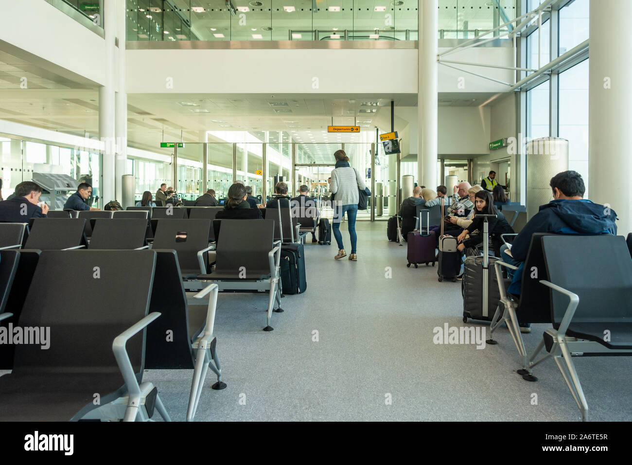Airport gate waiting hi-res stock photography and images - Alamy