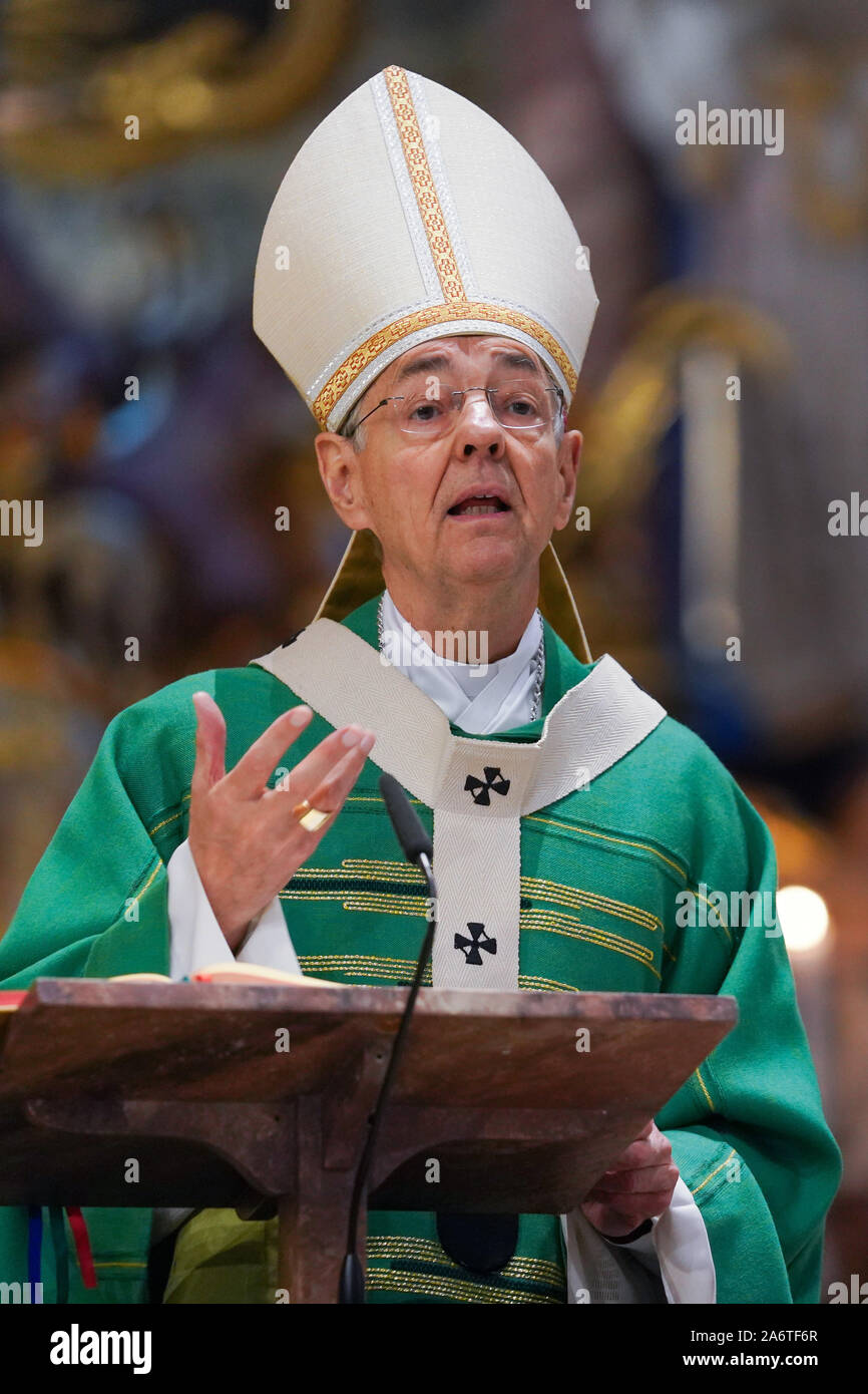 Roman catholic priest face hi-res stock photography and images - Alamy
