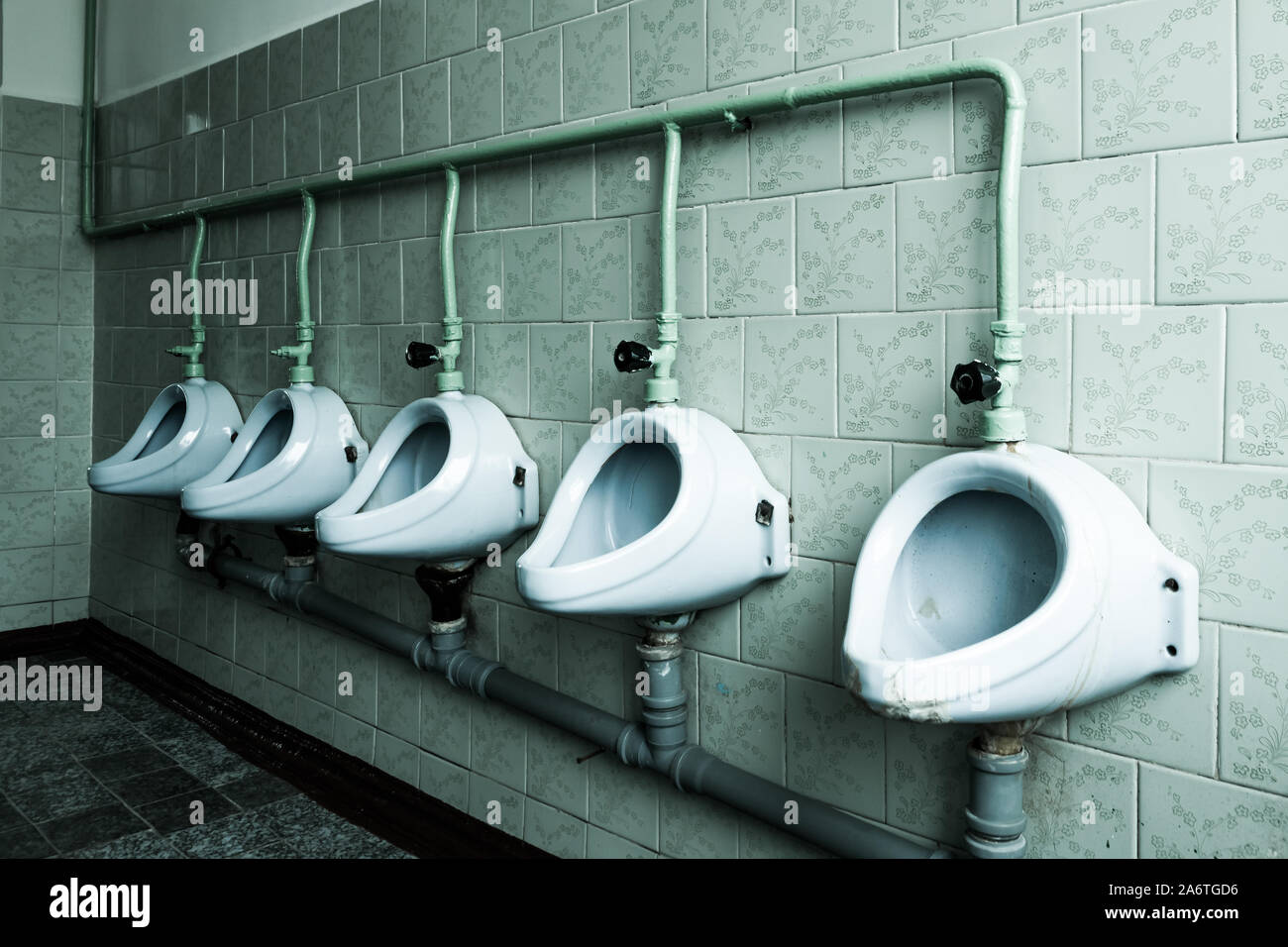 Urinals in a row in a washroom Stock Photo - Alamy