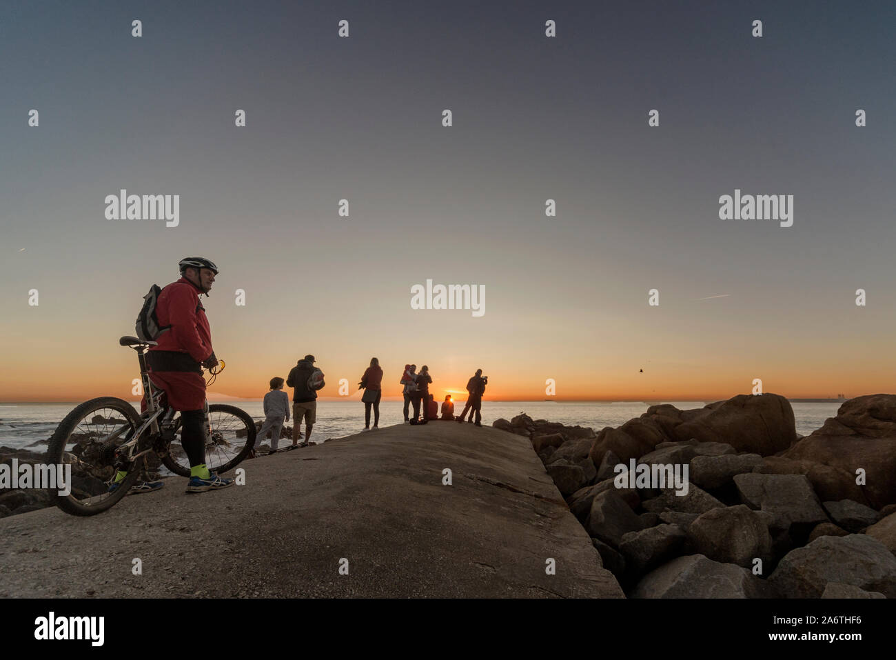 People looking at sunset hi-res stock photography and images - Alamy