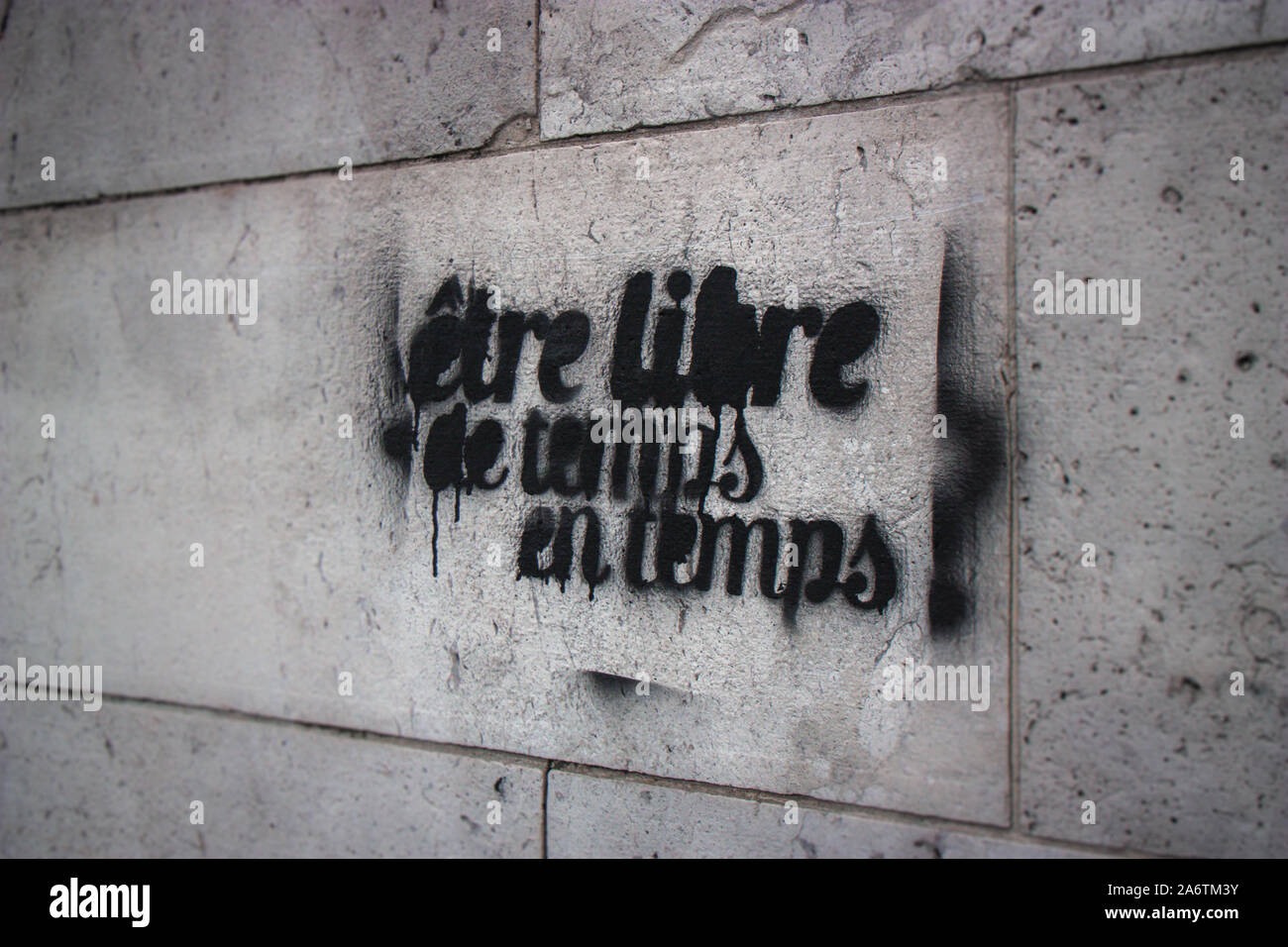 France street art etre hi-res stock photography and images - Alamy