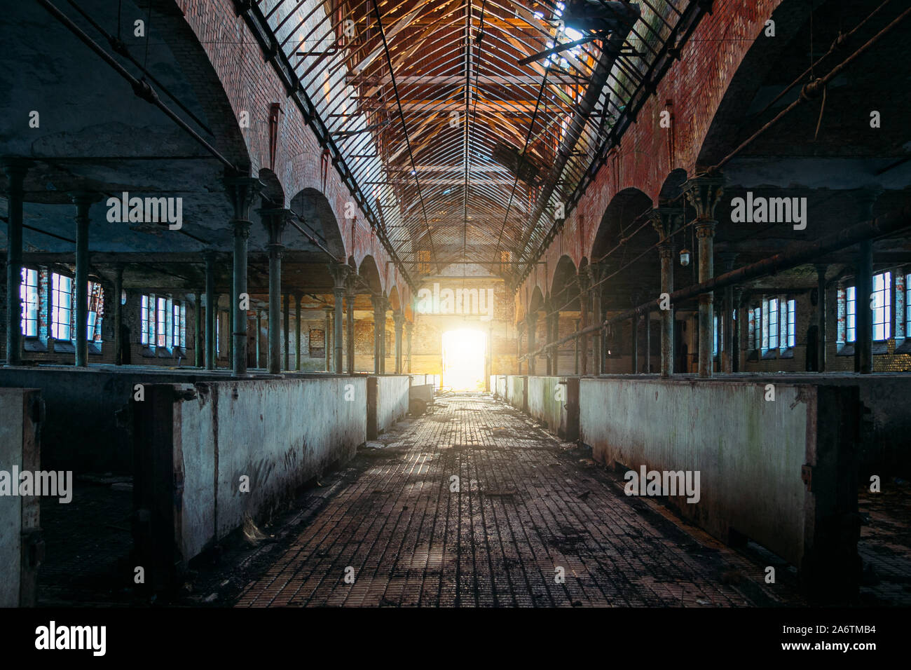 Creepy abandoned farmhouse storage barn hi-res stock photography and ...