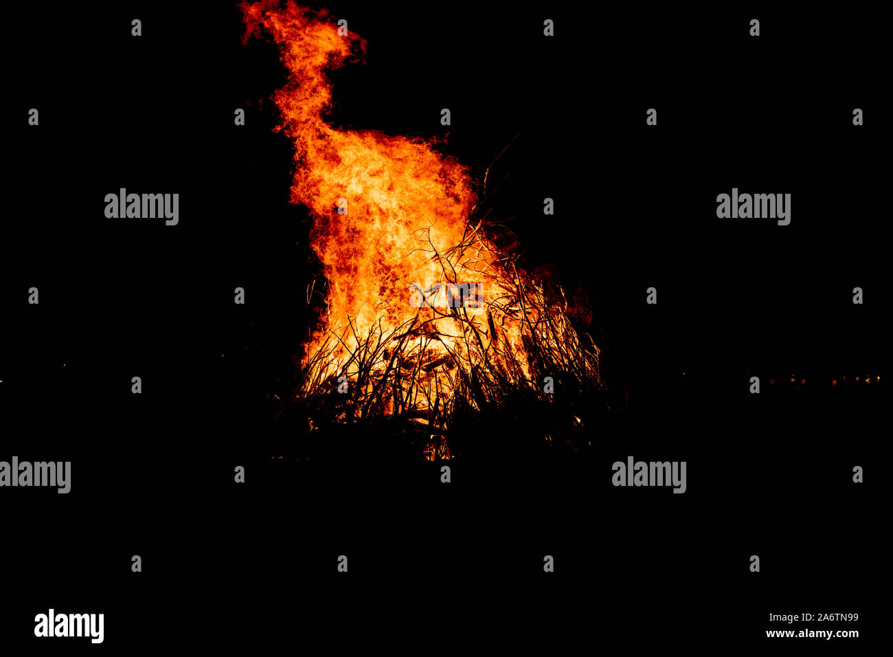 Real fire sparks bonfire burning hi-res stock photography and images ...