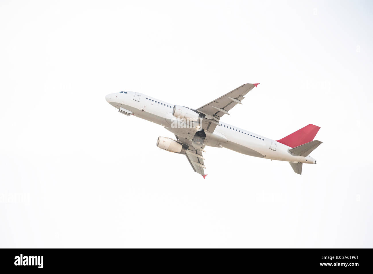 International airlines airport movements hi-res stock photography and ...