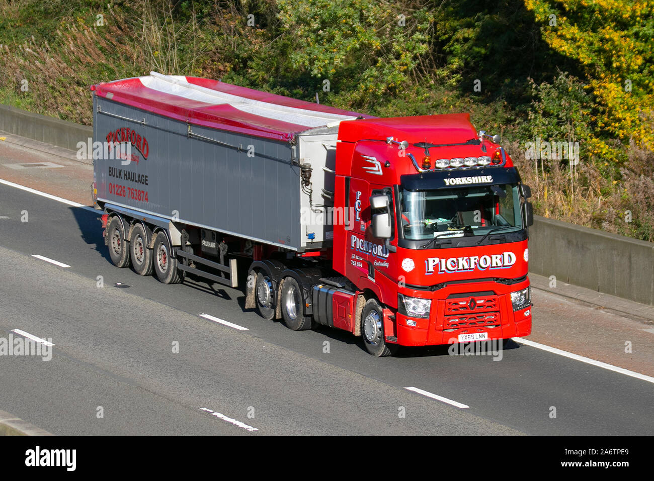Red renault lorry hi-res stock photography and images - Alamy