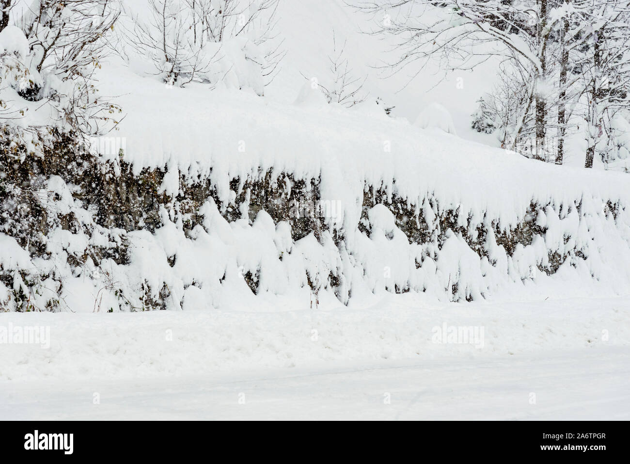 Snowy rocks hi-res stock photography and images - Alamy