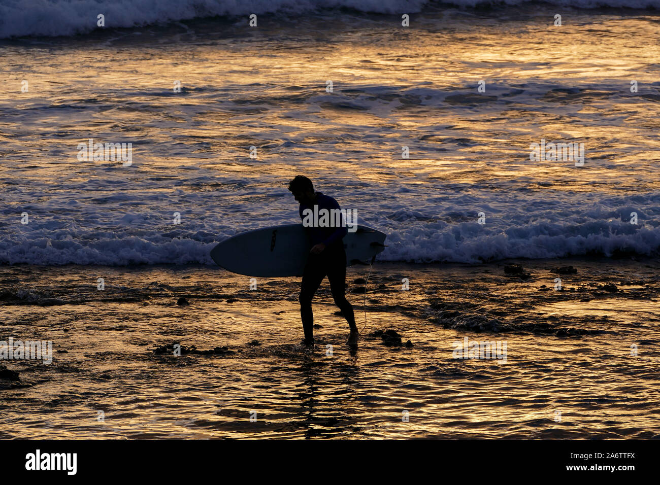 Single yellow surfboard hi-res stock photography and images - Alamy
