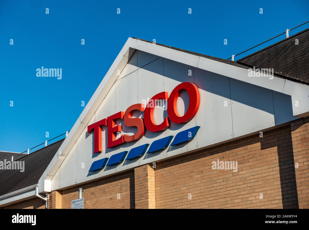 Closeup of tesco sign hi-res stock photography and images - Alamy