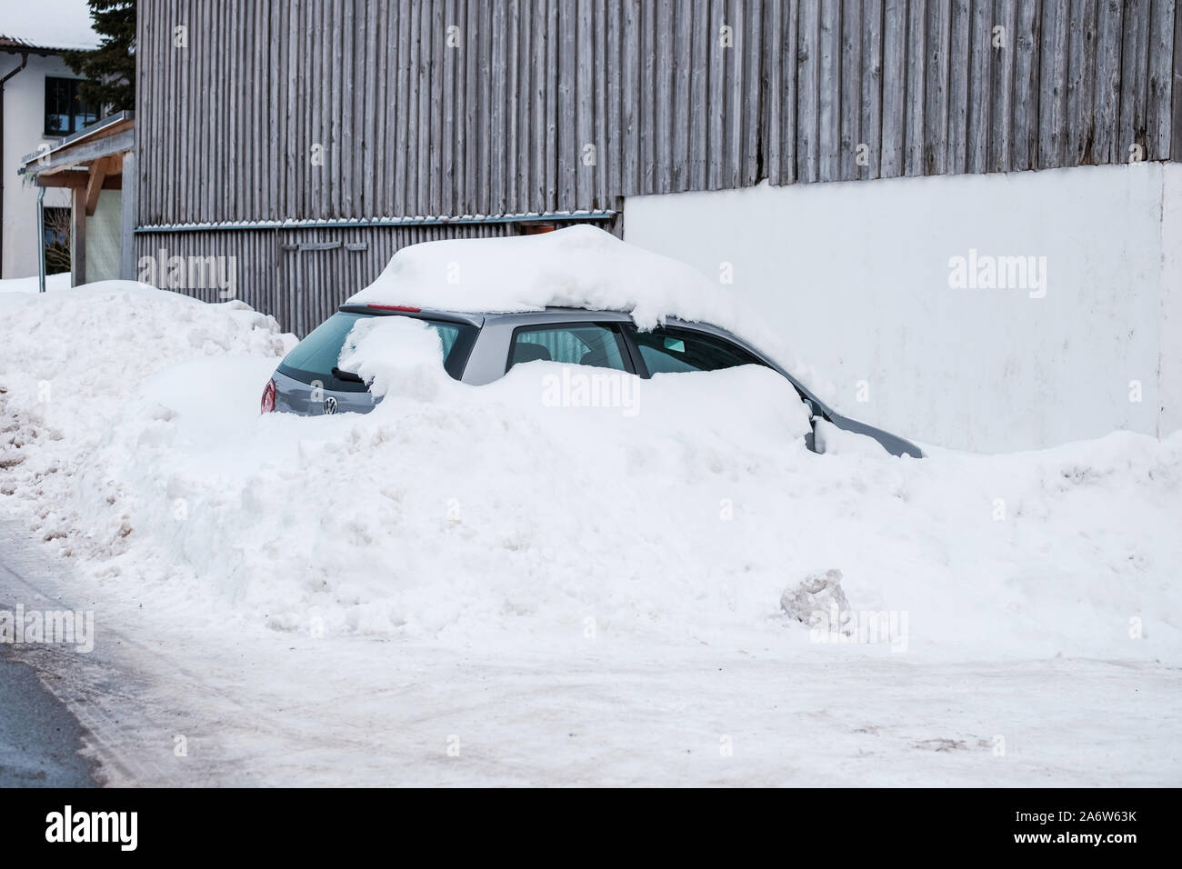 Car completely trapped in snow Stock Photo - Alamy