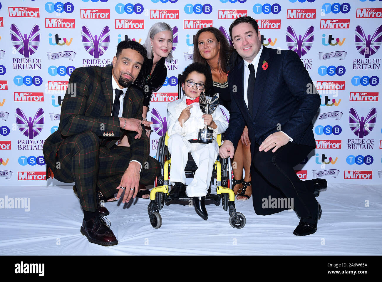 Child courage award poses hi-res stock photography and images - Alamy