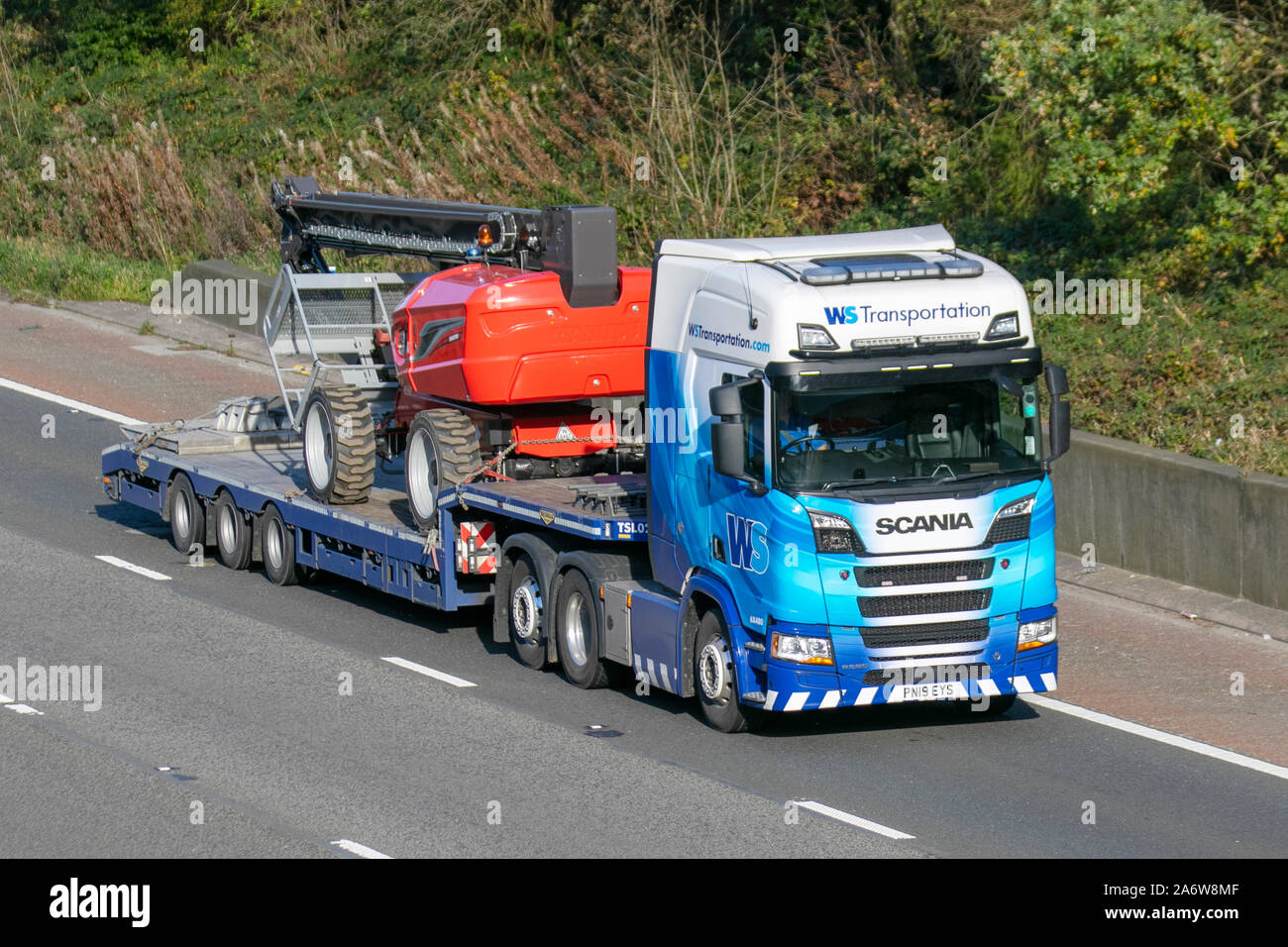 Articulated Lorry Low Loader Trailer Stock Photos & Articulated Lorry ...
