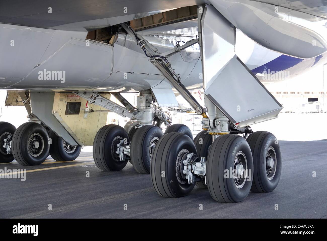 Airplane tire hi-res stock photography and images - Alamy