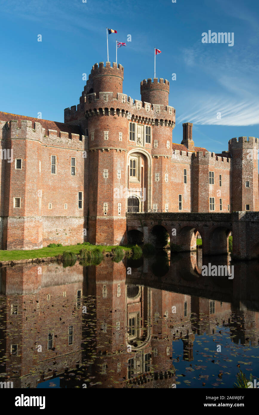 Red brick castle hi-res stock photography and images - Alamy