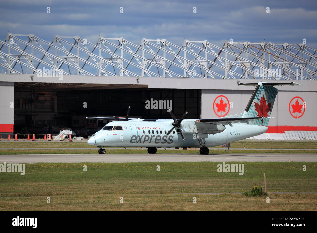 De Havilland Dash 8 C-FJVV Air Canada Express taxiing by Air Canada ...