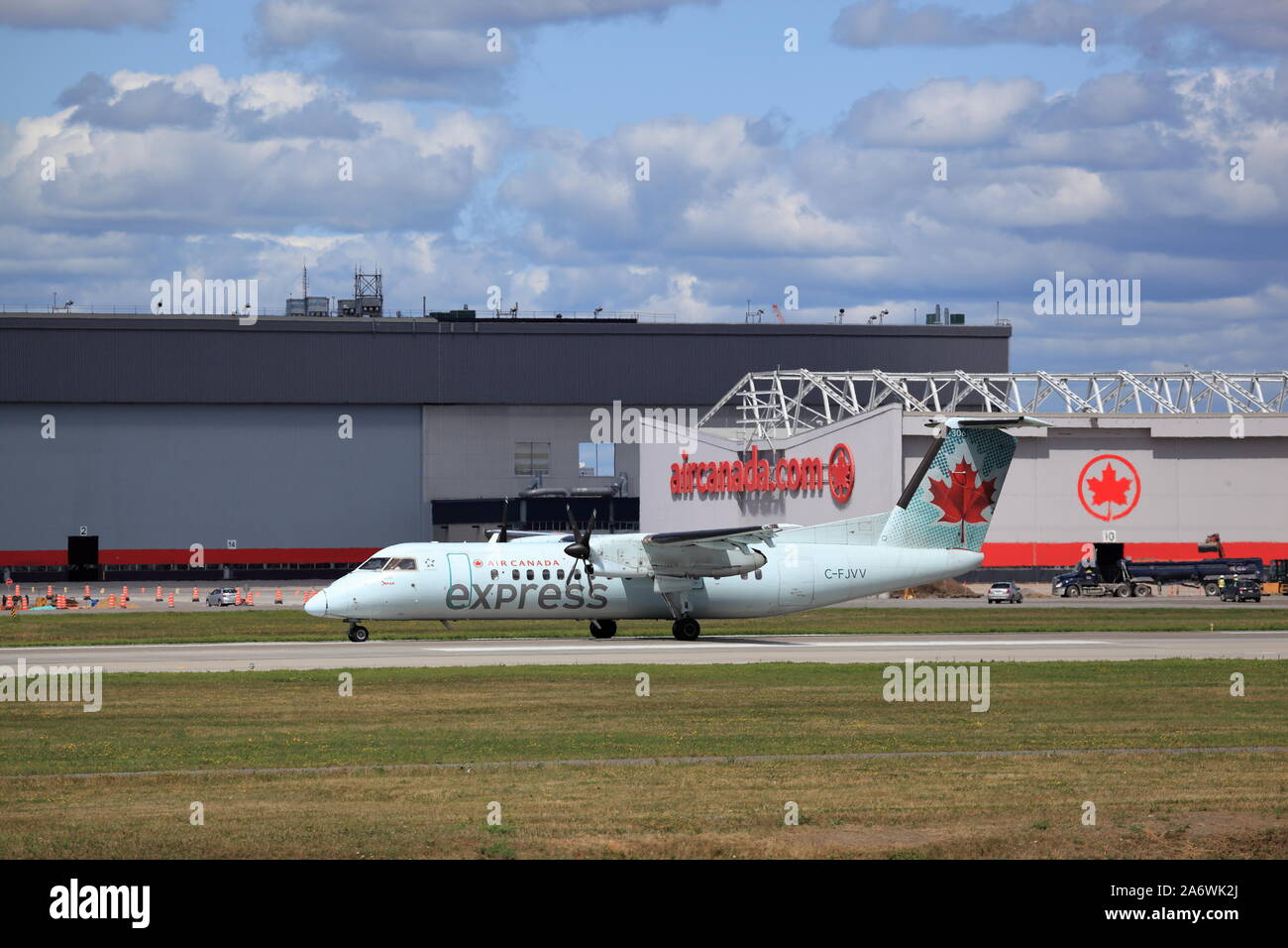 De Havilland Dash 8 C-FJVV Air Canada Express taxiing by Air Canada ...